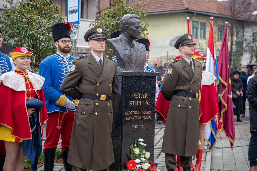 Svečano otkrivena bista stožernog generala Petra Stipetića - Grad Ogulin