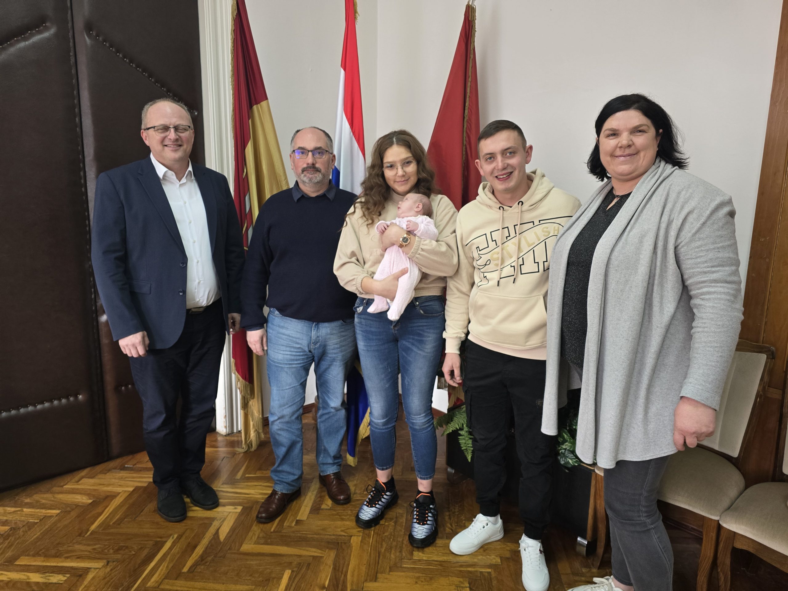 Prijam gradonačelnika za prvu malenu Ogulinku rođenu u 2025. godini ...